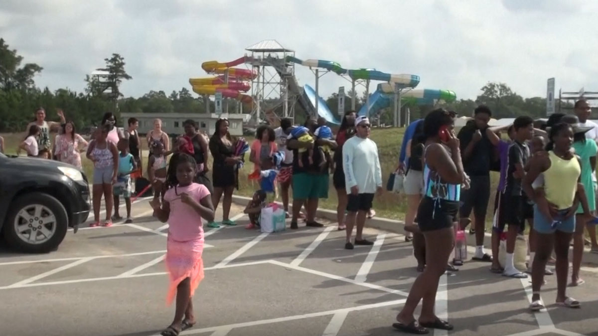 Parque acuático reabre con gran multitud en sus filas – Telemundo Houston