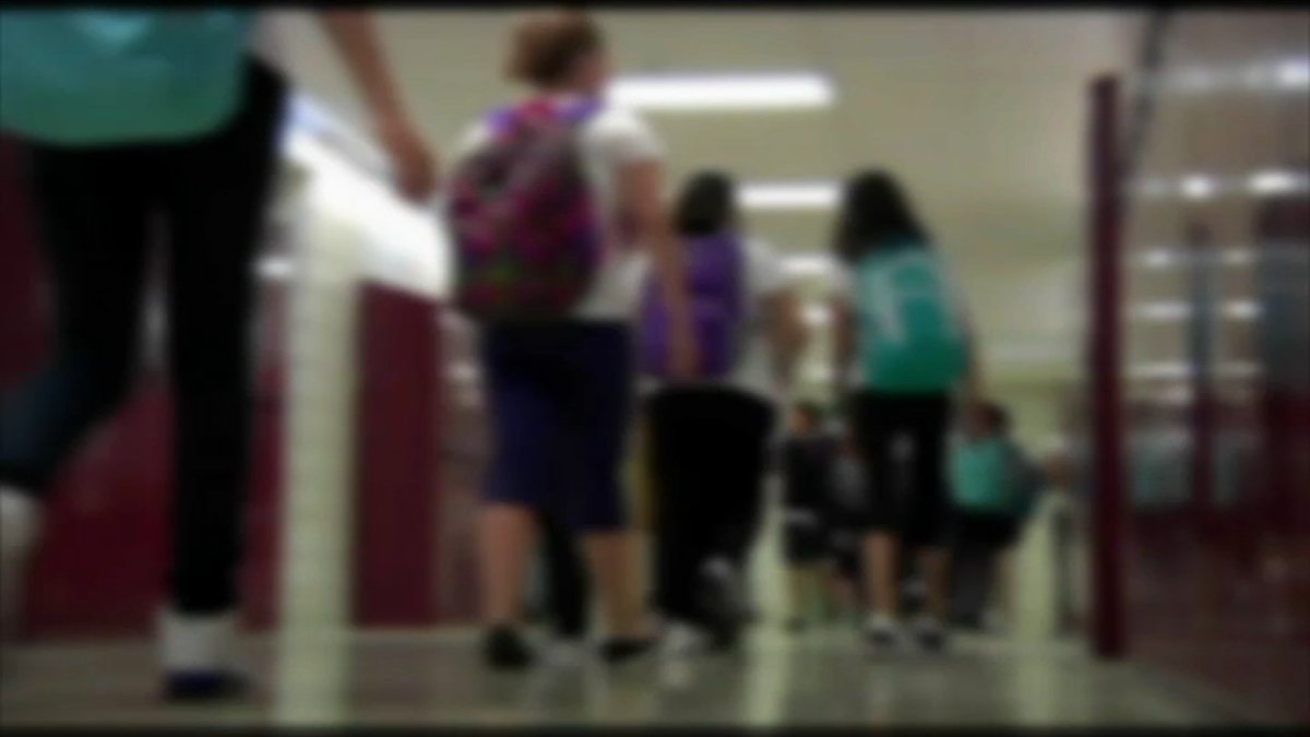 Unos 330,000 estudiantes regresaron a clase en Houston este lunes ...