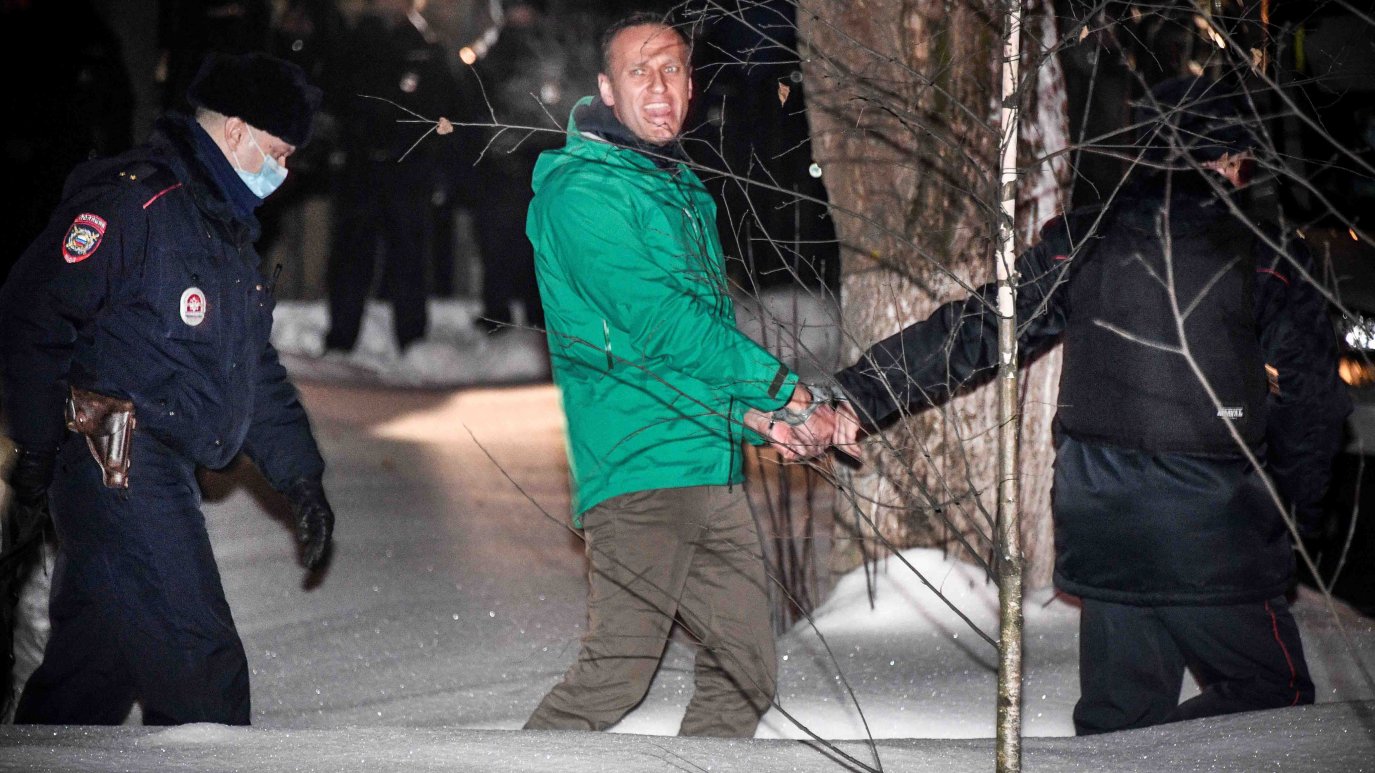 Navalny Condenado A Tres Años Y Medio De Prisión En Rusia Telemundo