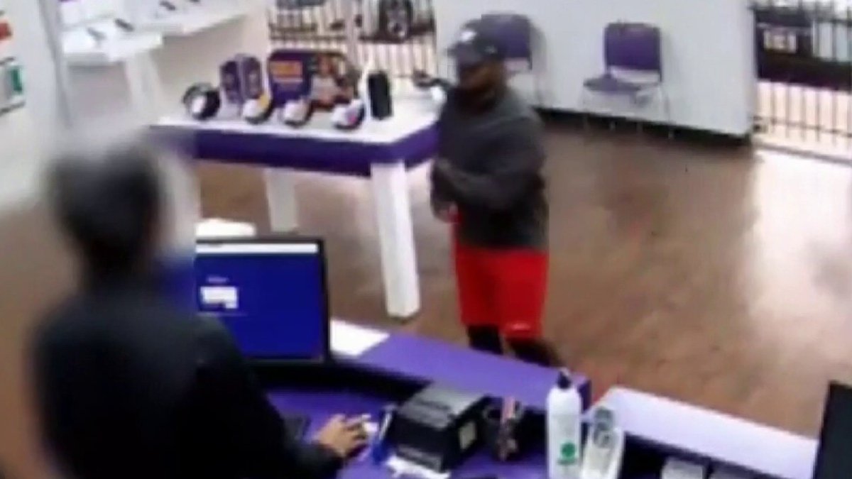 Buscan a sospechoso de robo armado a tienda de celulares – Telemundo ...