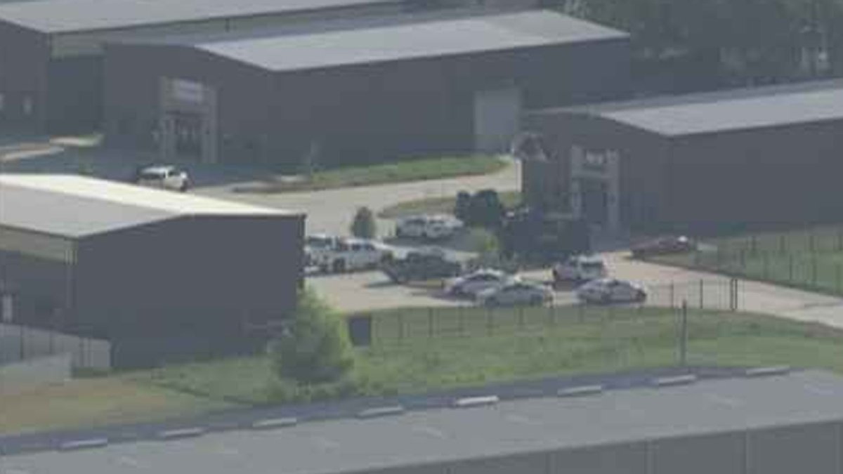 Sospechoso de robo intercambia balazos con un oficial del Condado ...