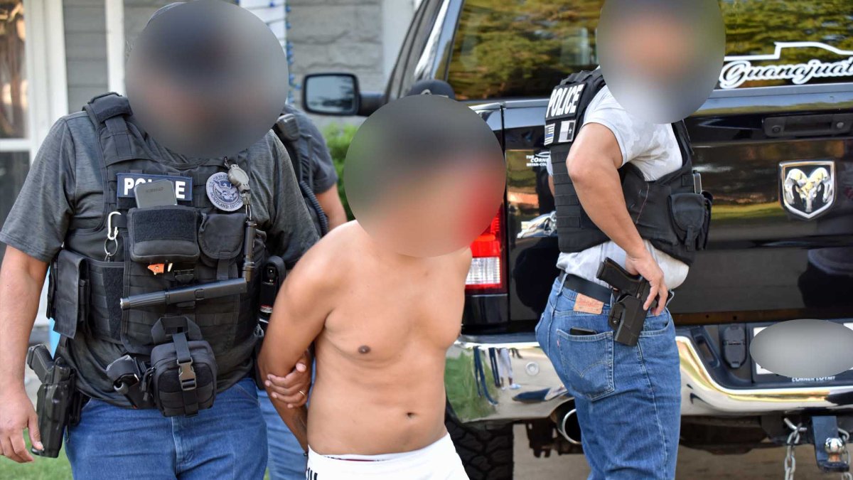 En operativo de ICE arrestan a 18 inmigrantes con acusaciones de ...