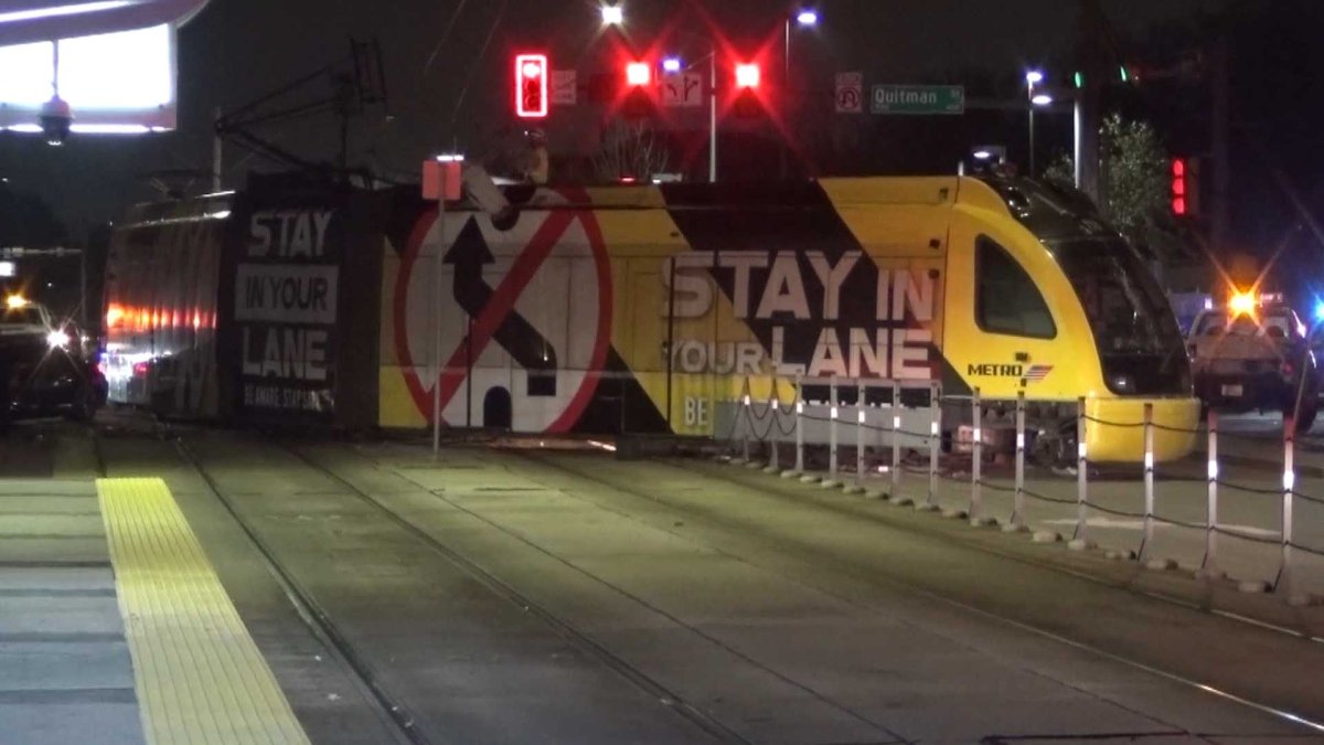 HPD: se estrella en auto robado contra METRORail en intento de fuga – Telemundo Houston