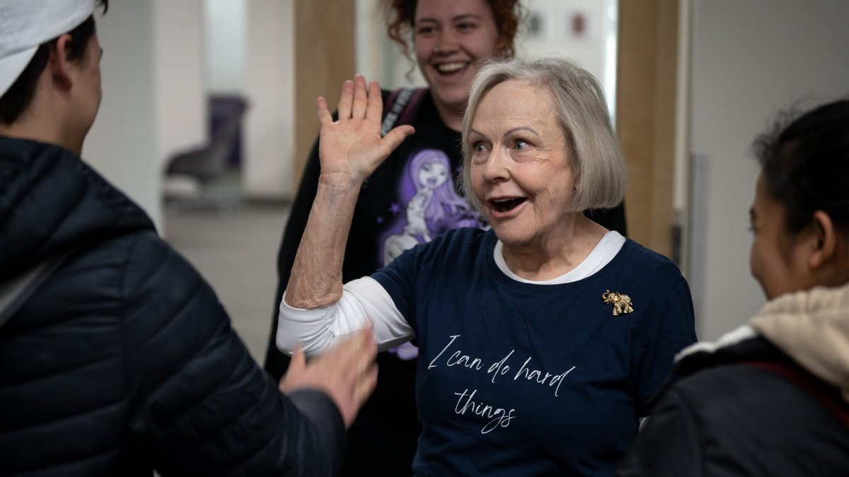 Estudiante de Weber State de 79 años se convierte en sensación de ...