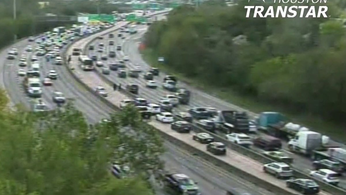 Vehículo invade carril y choca con autobús de METRO en Houston ...