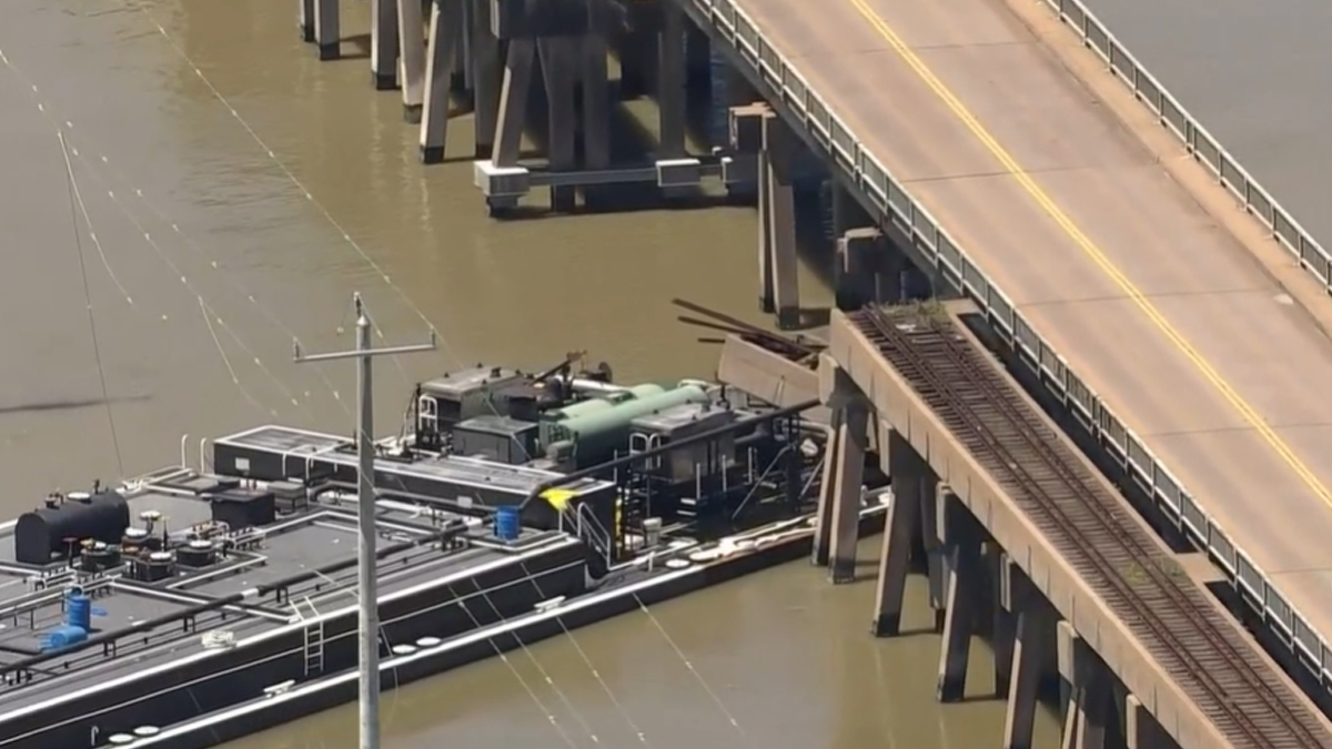 Barcaza choca contra puente en Galveston, Texas – Telemundo Houston