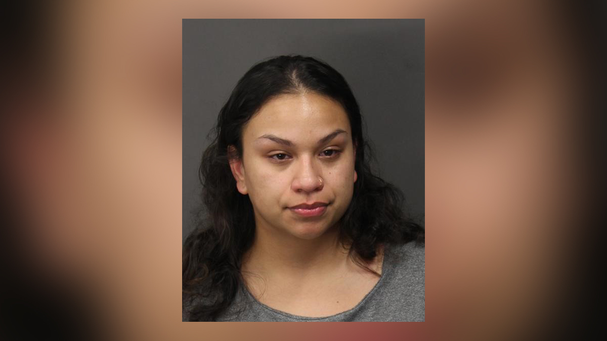 Arrestan a mujer por dejar a dos niños en auto mientras se hacia las ...