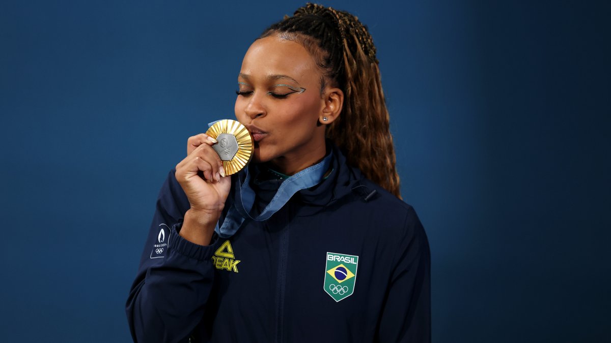 Rebeca Andrade se lleva oro y Simone Biles plata en prueba de piso ...