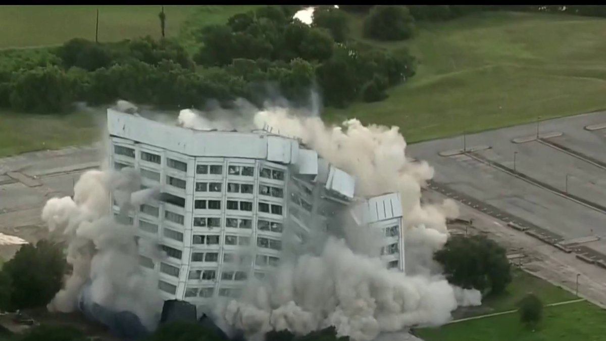 Impresionante implosión de antiguo edificio de ExxonMobil en Baytown – Telemundo Houston