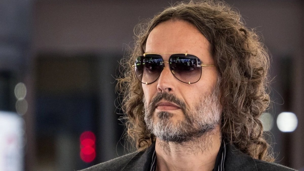El actor Russell Brand enfrenta nuevos cargos – Telemundo Houston