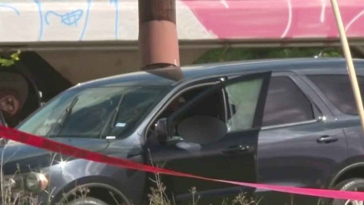 Video Hallan muerto a hombre dentro de auto en Cloverleaf – Telemundo ...