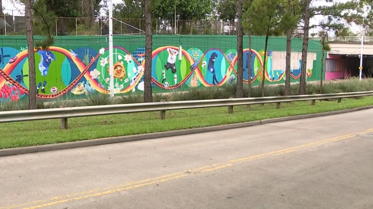Houston inaugura mural de 200 pies que honra fútbol y artistas ...
